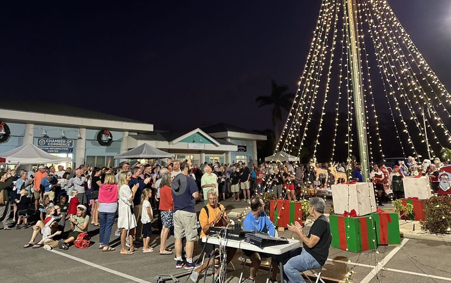 Christmas tree lighting brightens Holmes Beach - AMI Sun
